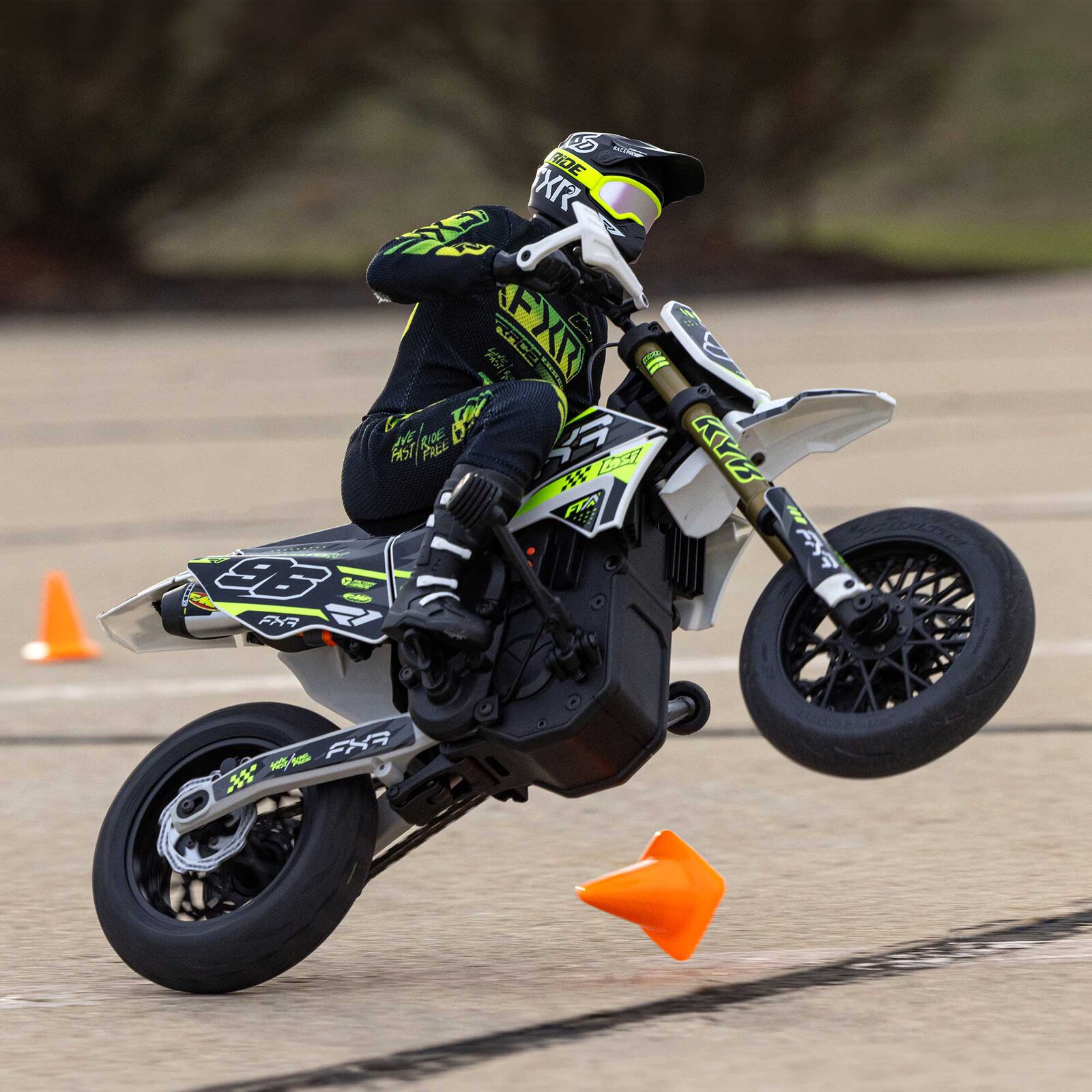 1/4 Promoto-SM FXR Supermoto Motorcycle RTR Basic, WhiteWHITE | Losi