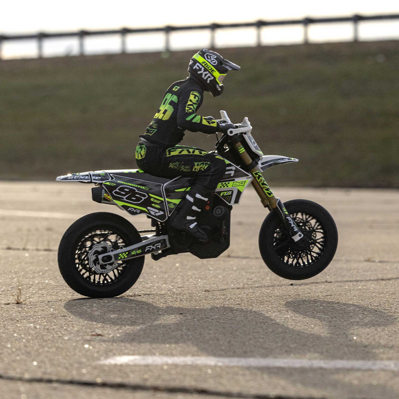 1/4 Promoto-SM FXR Supermoto Motorcycle RTR Basic, WhiteWHITE | Losi | Losi
